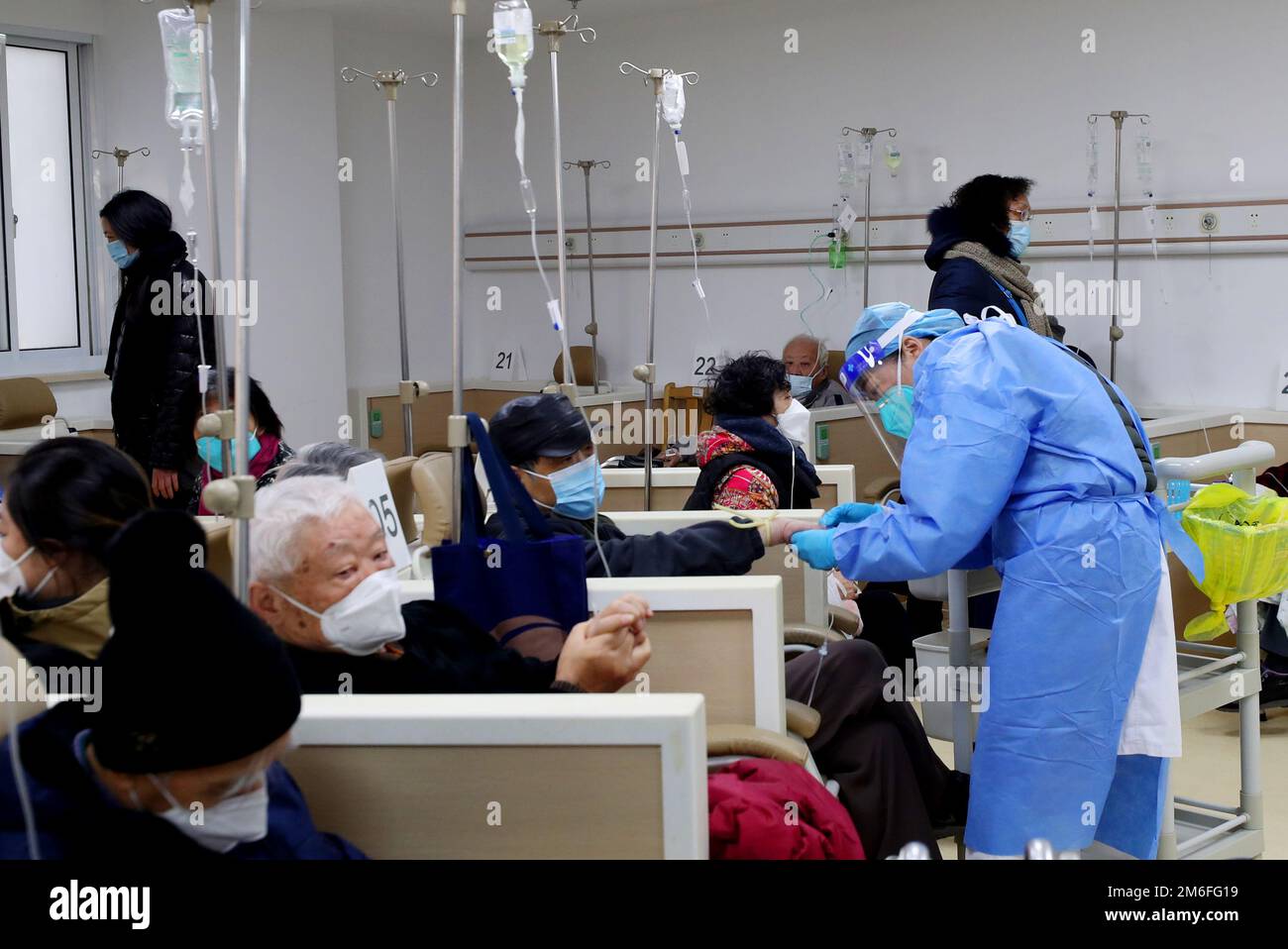 Shanghai. 4th Jan, 2023. Patients are treated with intravenous infusion ...