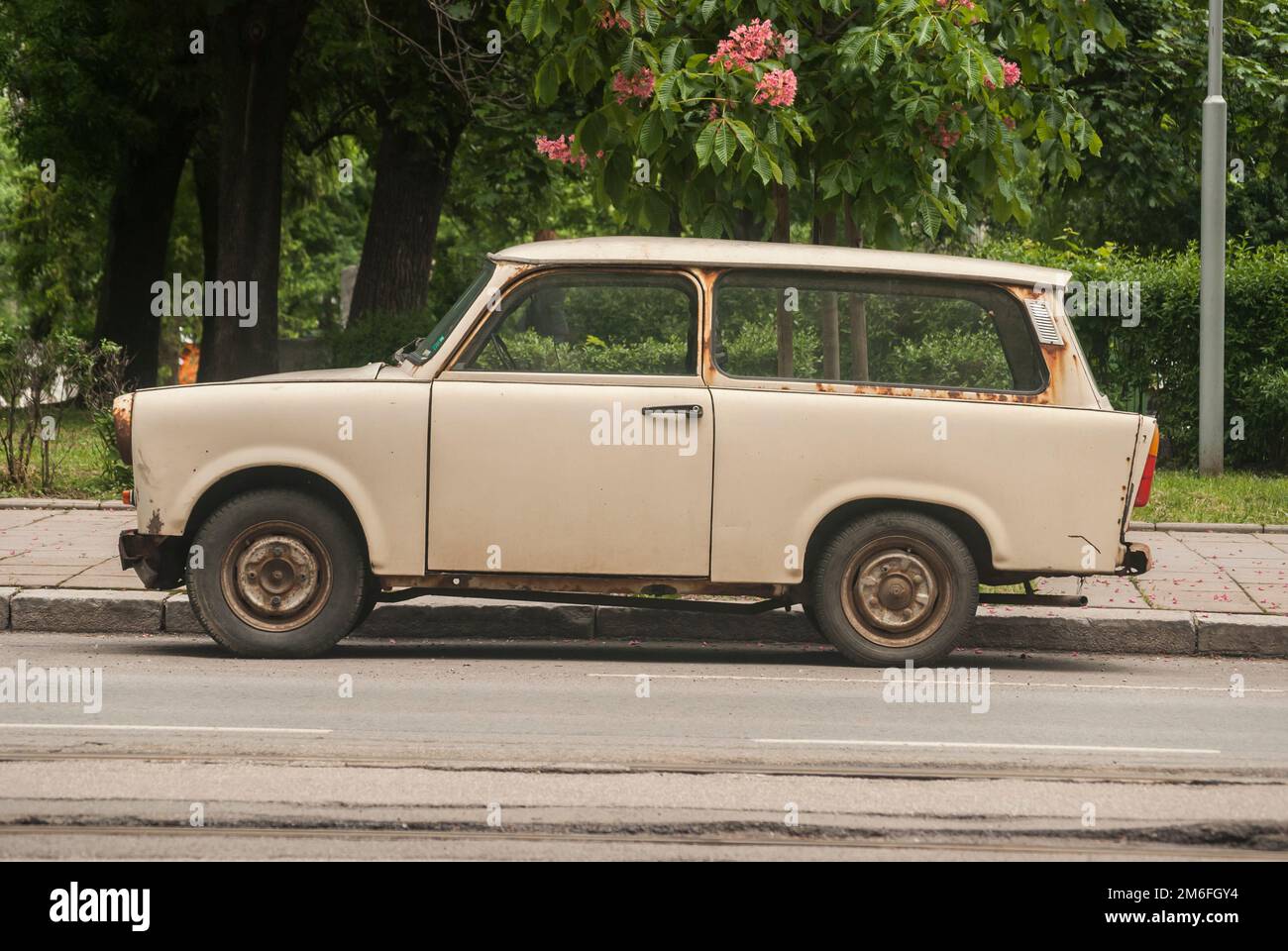 Abandoned neglected car hi-res stock photography and images - Alamy