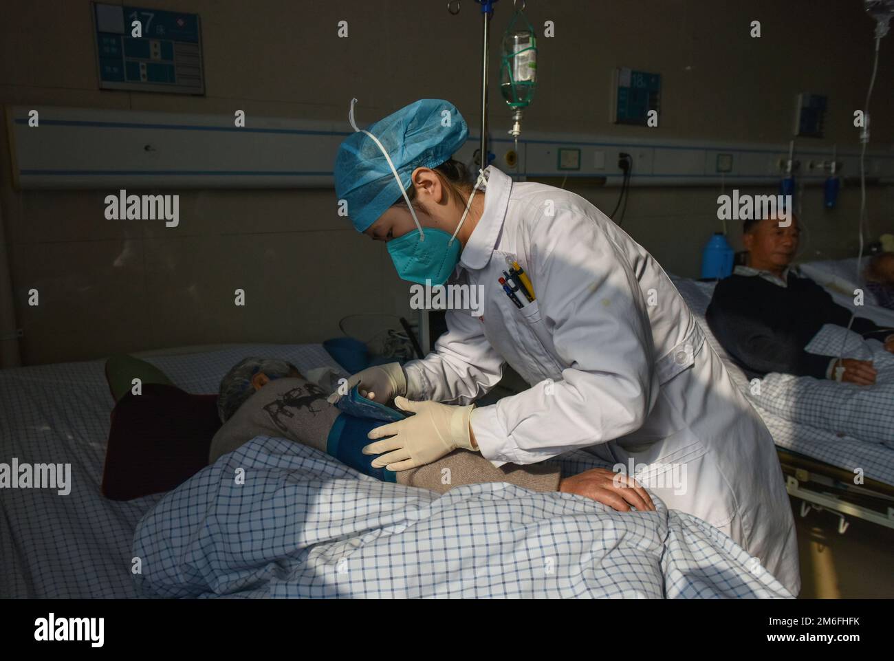 A nurse treats patients infected with COVID-19 at No.2 People's ...