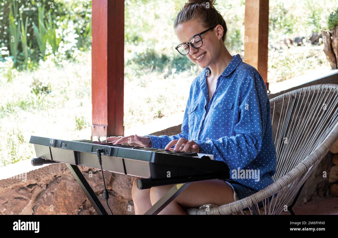 Piano woman hi-res stock photography and images - Alamy
