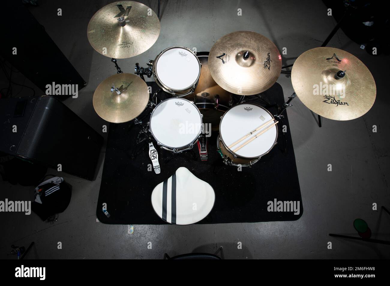 Idles jon beavis drums hi-res stock photography and images - Alamy