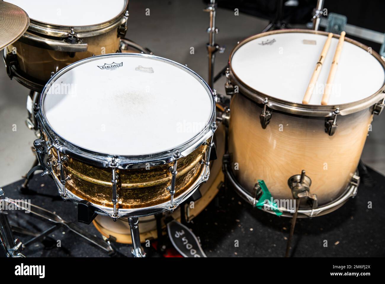 Idles jon beavis drums hi-res stock photography and images - Alamy