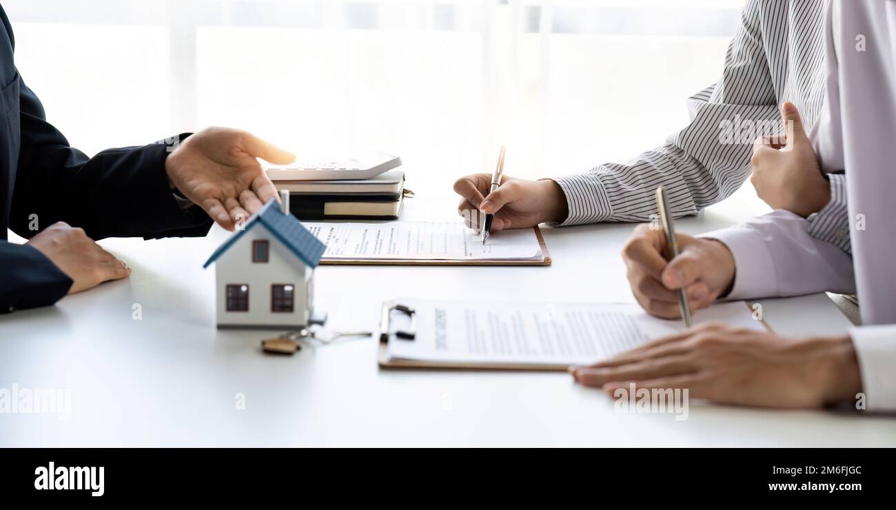 Real estate signing client hi-res stock photography and images - Alamy