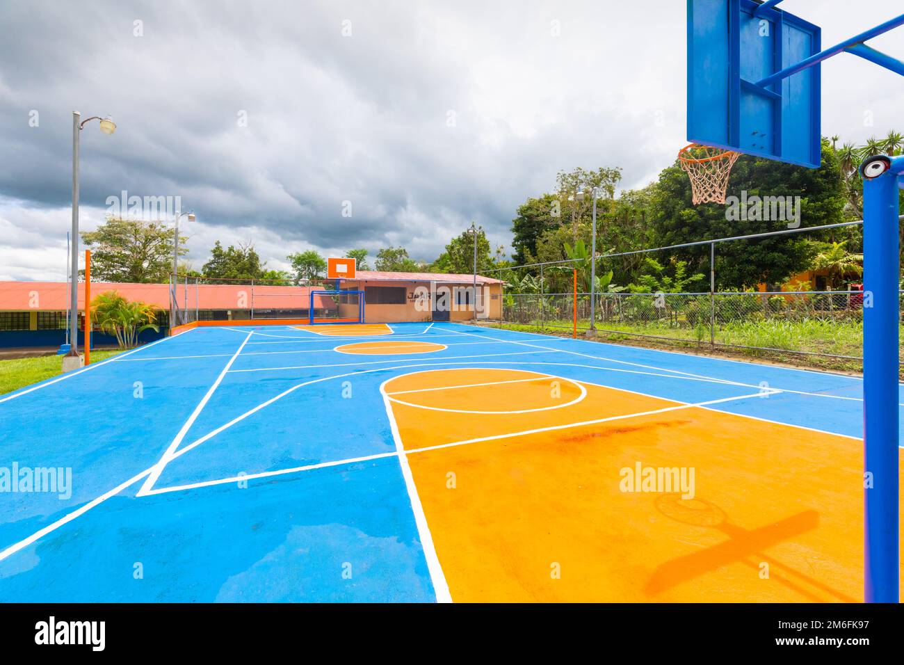 Empty urban basketball court hi-res stock photography and images - Alamy