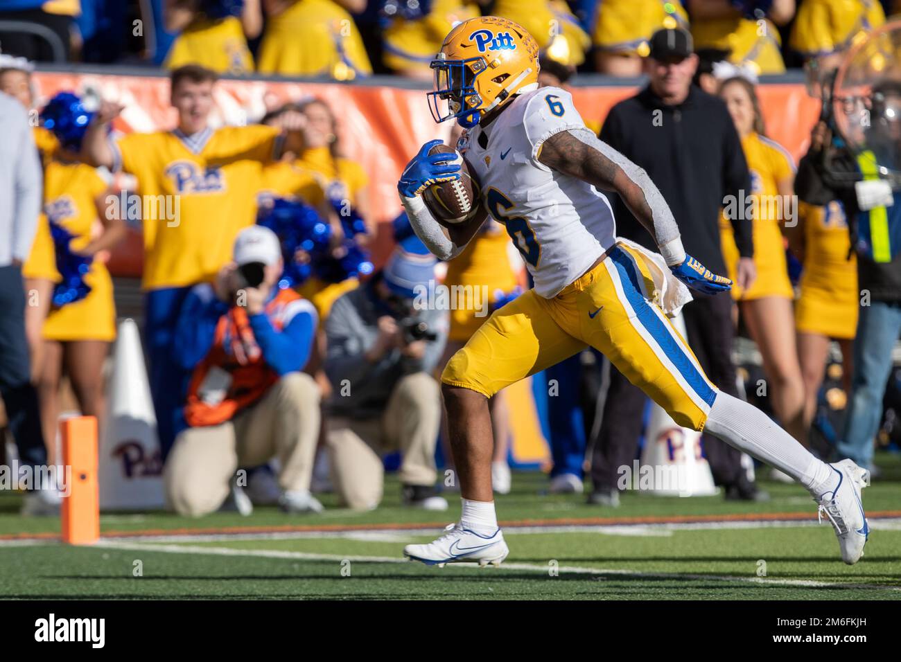 Pittsburgh Panthers running back Rodney Hammond Jr (6) scores a rushing ...