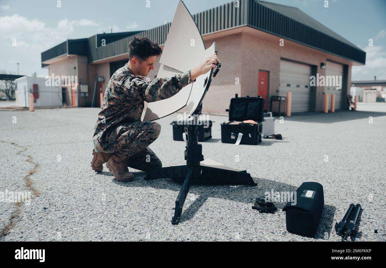 Army sets up field hi-res stock photography and images - Alamy