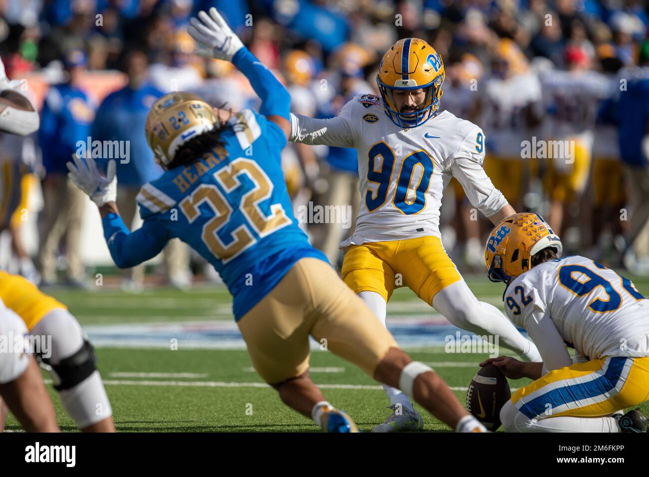 Pittsburgh Panthers place kicker Ben Sauls (90) converts a point after ...