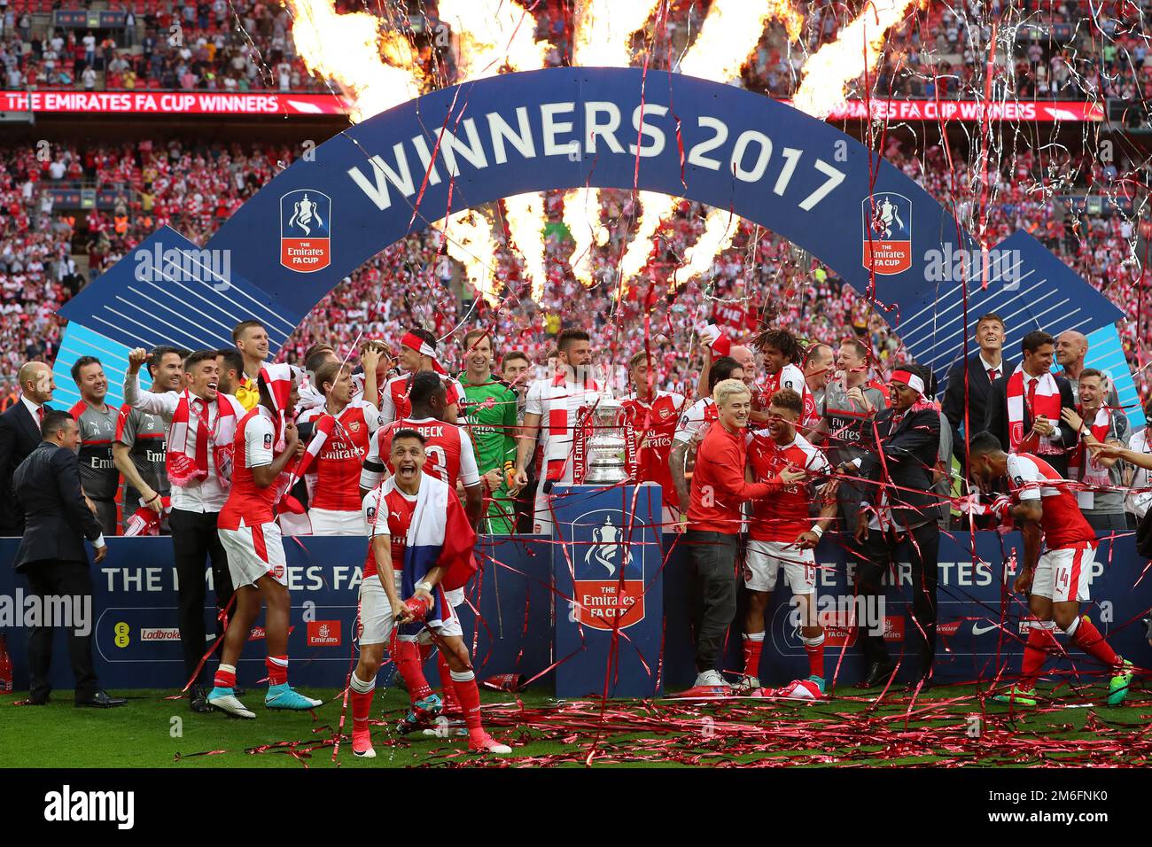 Arsenal celebrate with the FA Cup after beating Chelsea 2-1 - Arsenal v ...