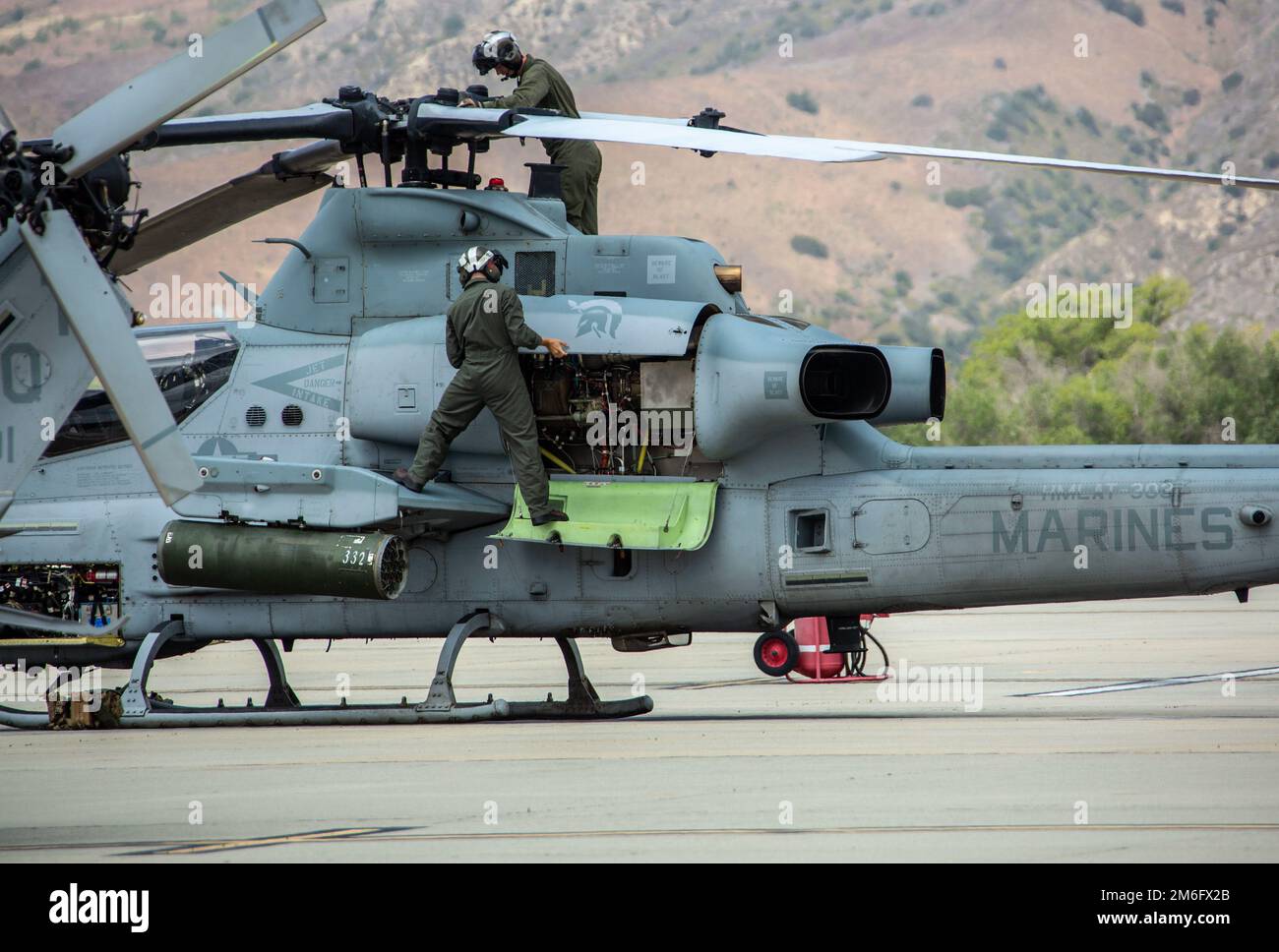 U.S. Marines with Marine Light Attack Helicopter Training Squadron ...