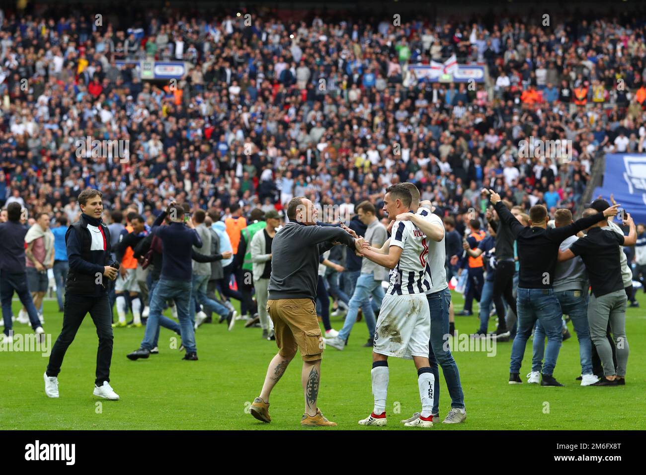 Millwall fans celebrate on pitch hi-res stock photography and images ...