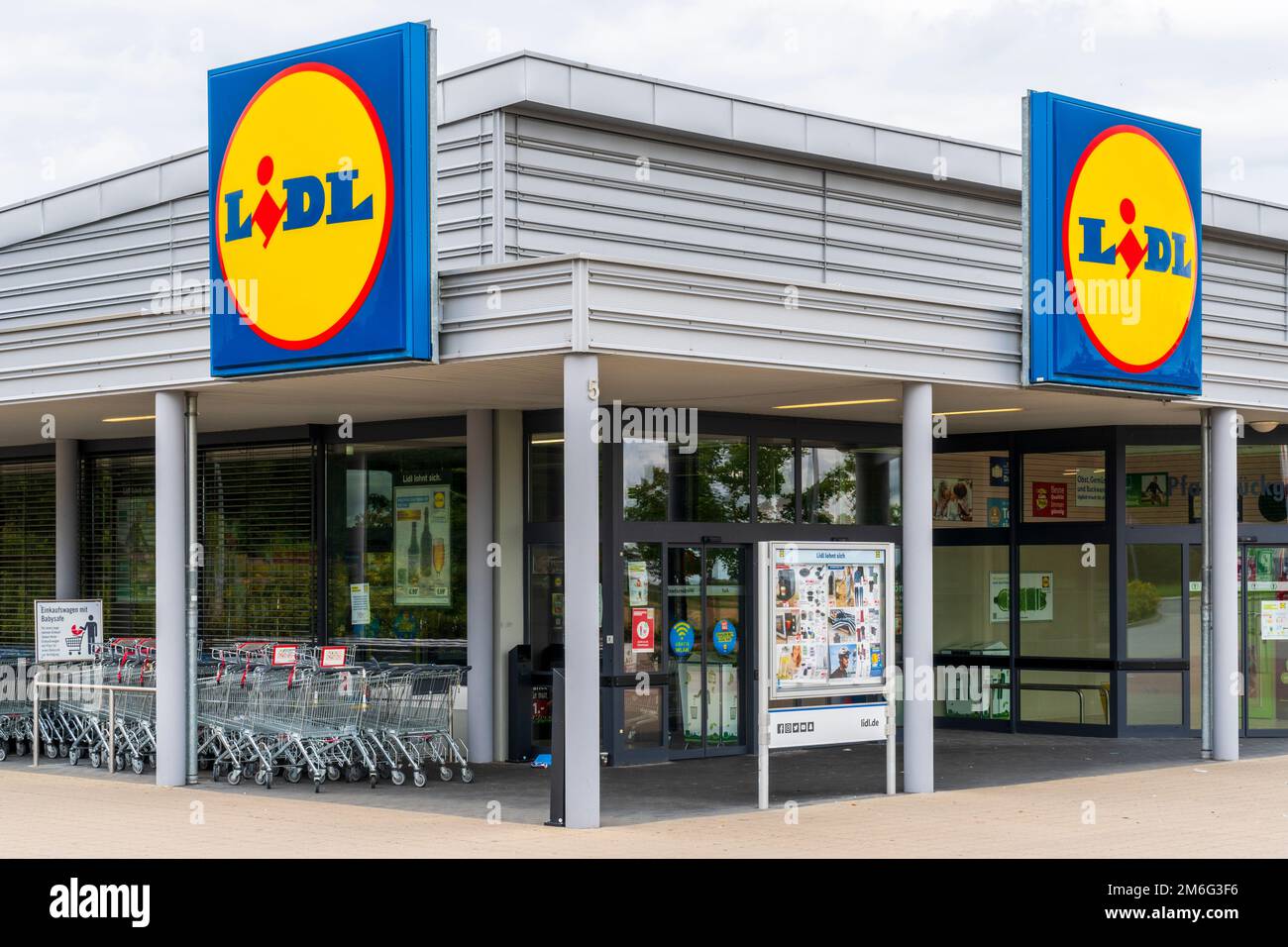 Lidl supermarkt zeichen hi-res stock photography and images - Alamy