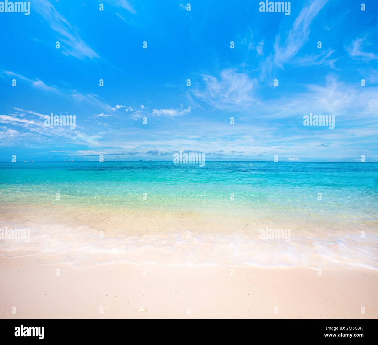 Beautiful tropical beach sea sky hi-res stock photography and images ...