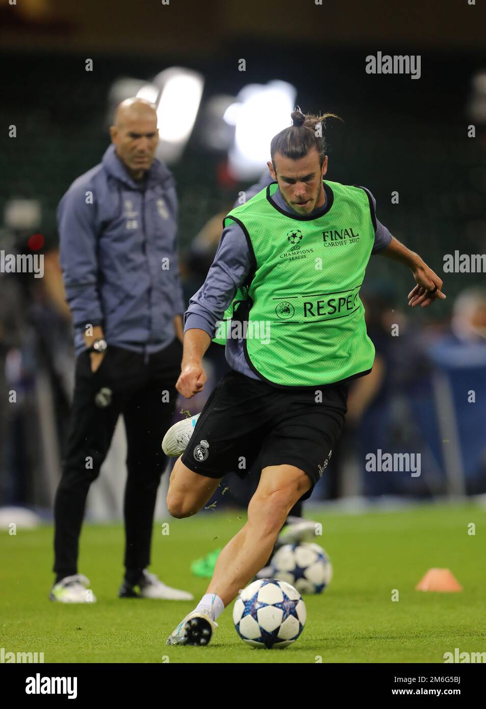 Head Coach of Real Madrid, Zinedine Zidane watches over Gareth Bale ...