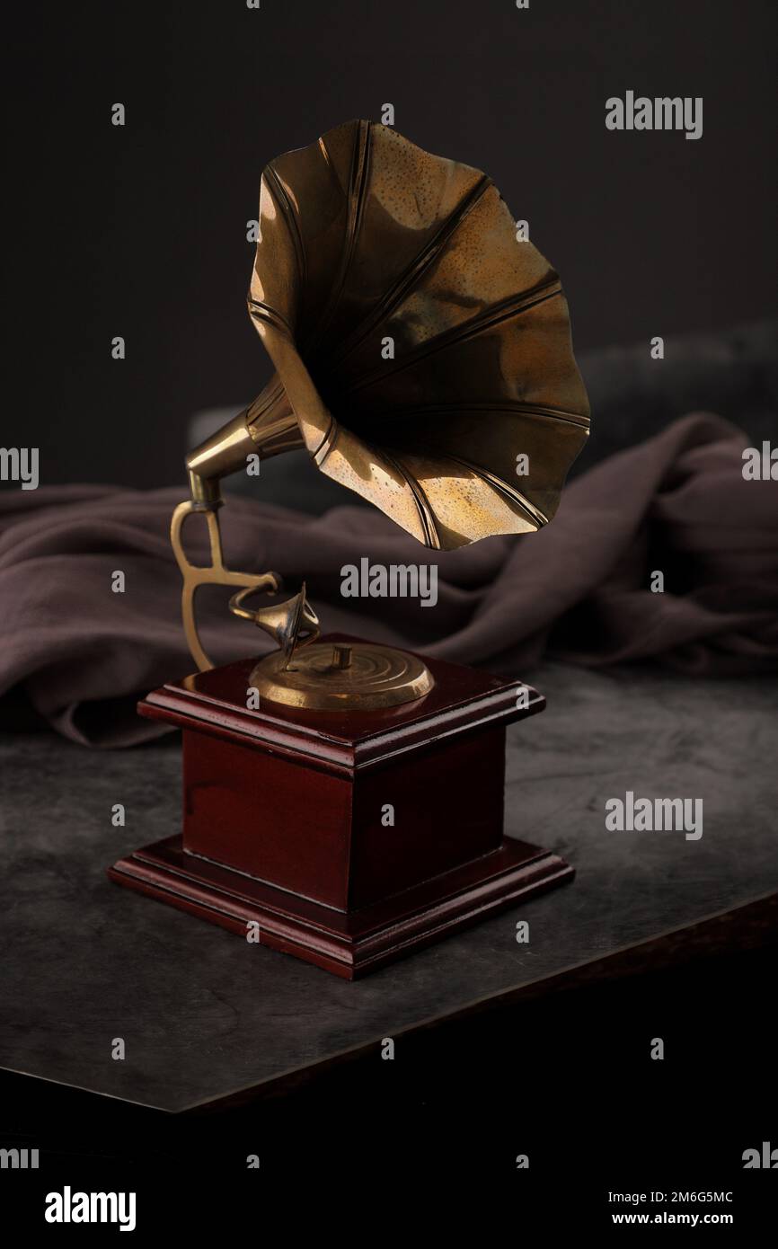 Antique gramophone phonograph megaphone hi-res stock photography and ...