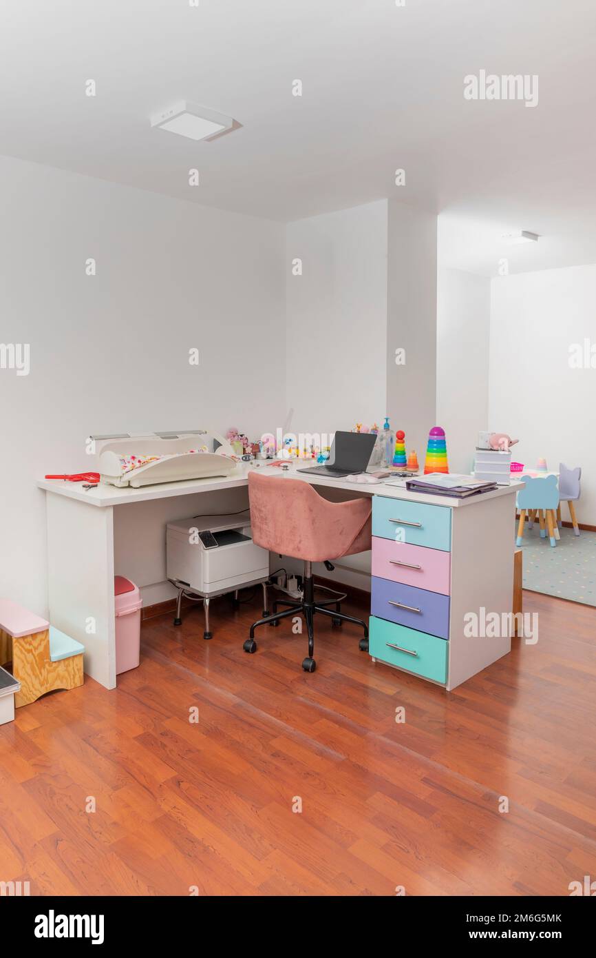 Doctors office furniture hi-res stock photography and images - Alamy