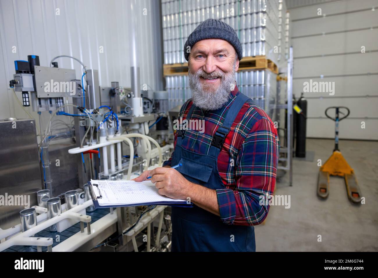 Production operative hi-res stock photography and images - Alamy