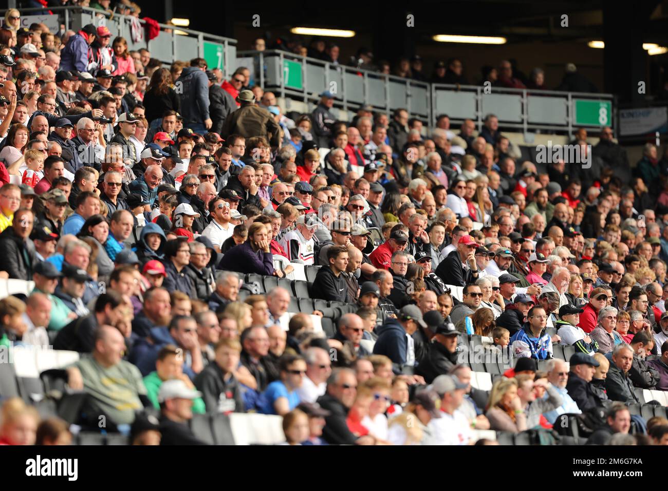 Mk dons fans hi-res stock photography and images - Alamy