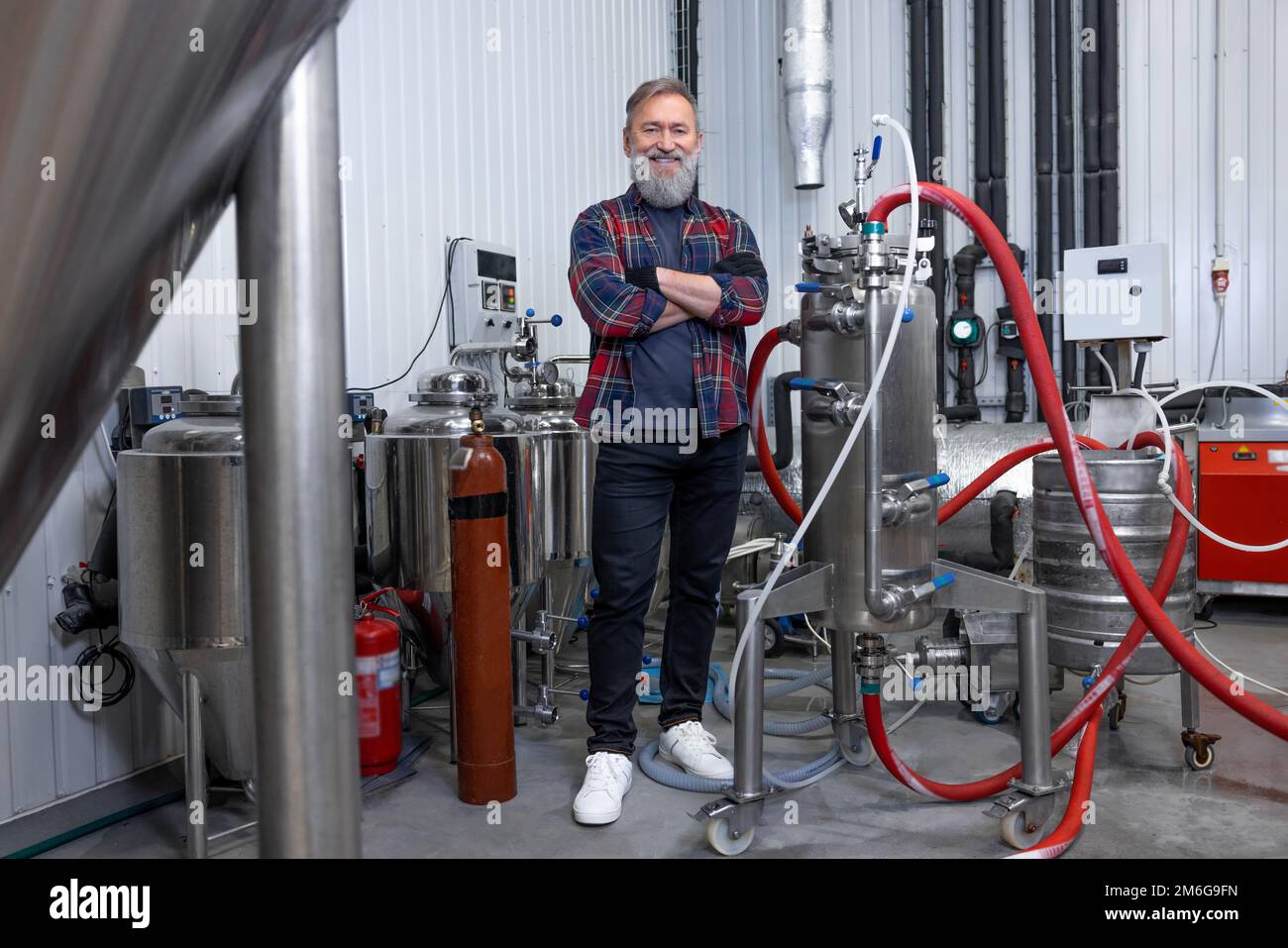 Man working craft brewery hi-res stock photography and images - Alamy