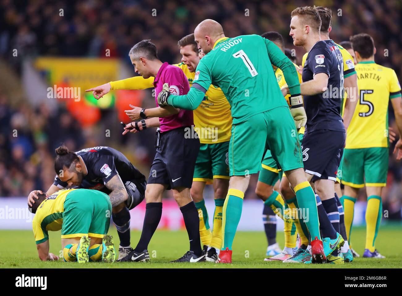 Referee darren bond hi-res stock photography and images - Alamy