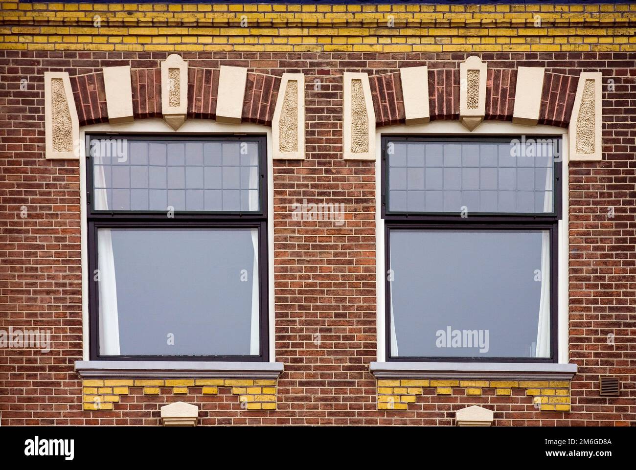 Bricklayers can use different types of lintels or lintols to span ...