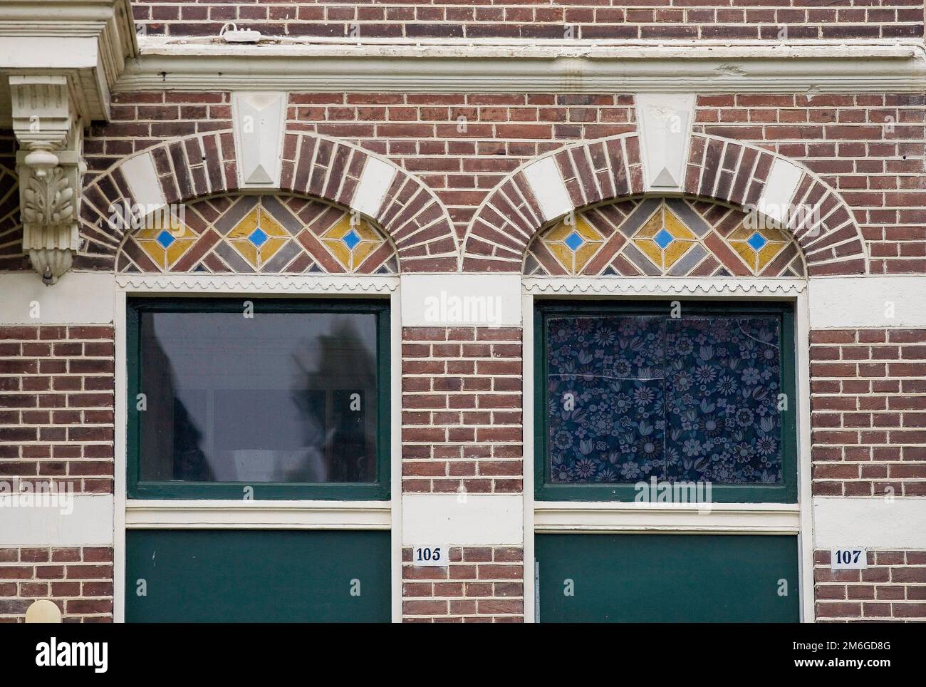 Bricklayers can use different types of lintels or lintols to span ...
