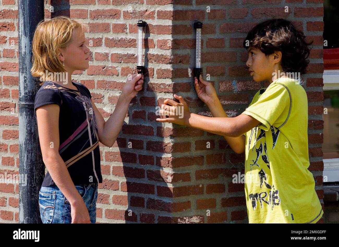 Netherlands, children watch the temperature in the shade and in the sun ...
