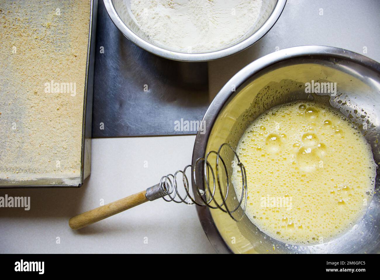 Flour in metal mixing bowl hi-res stock photography and images - Alamy