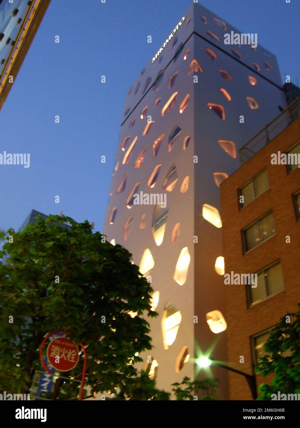 B0P3BE the mikimoto building in tokyo Stock Photo - Alamy