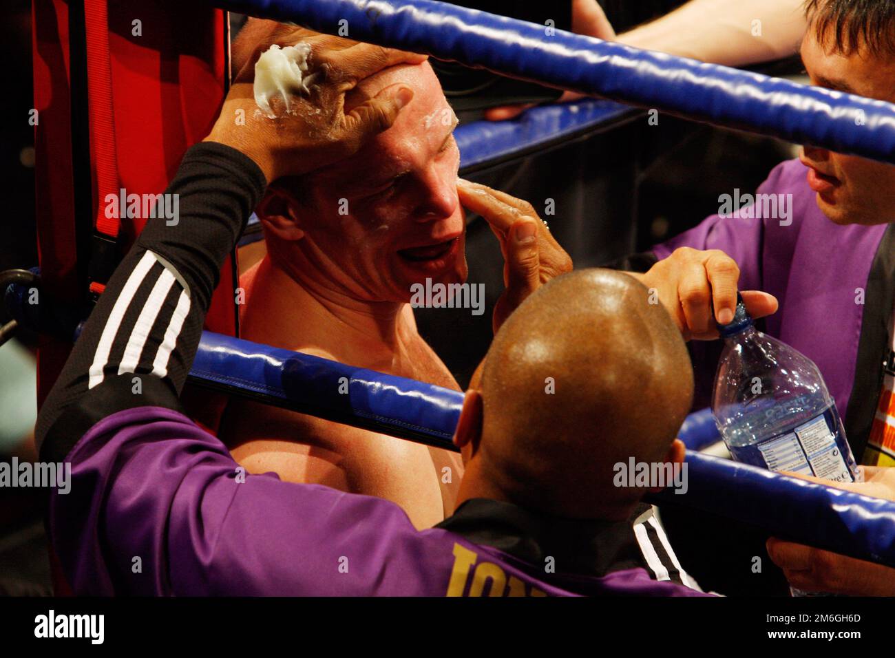 A boxer sits in his corner during a break between rounds Stock Photo ...