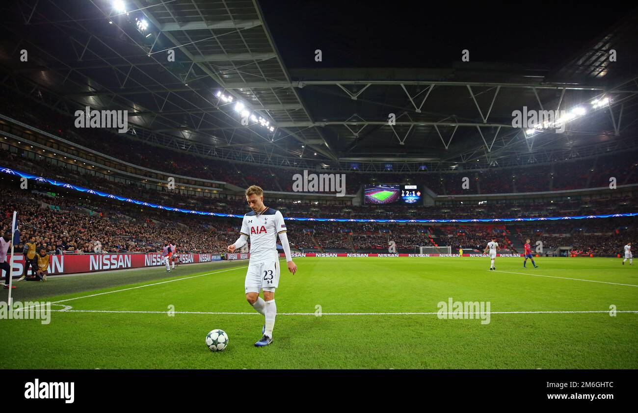 Christian eriksen tottenham corner hi-res stock photography and images ...