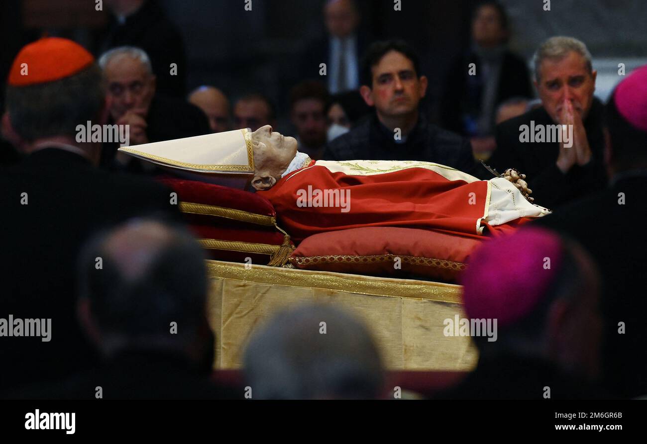 The body of Pope Emeritus Benedict XVI lies in state at St. Peter’s ...