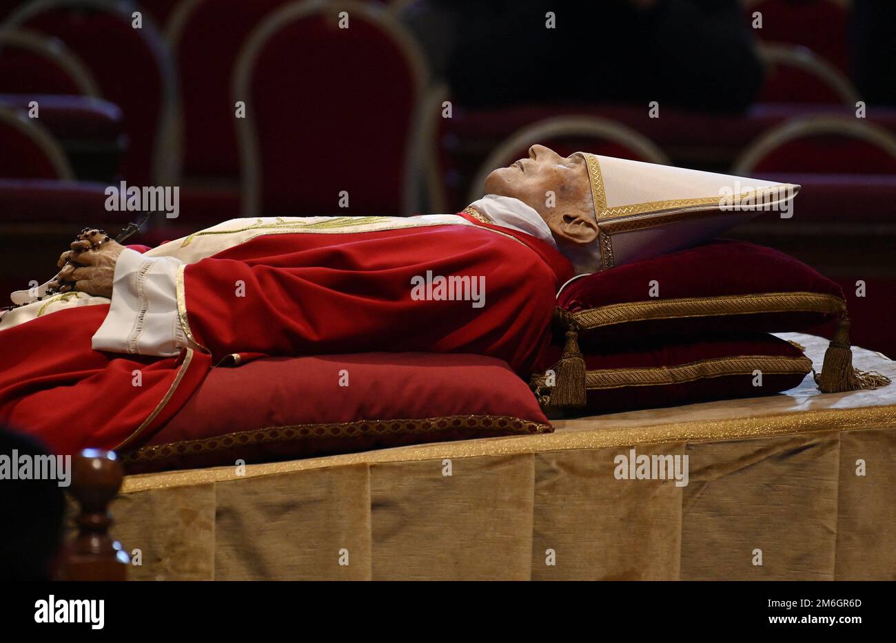 The body of Pope Emeritus Benedict XVI lies in state at St. Peter’s ...