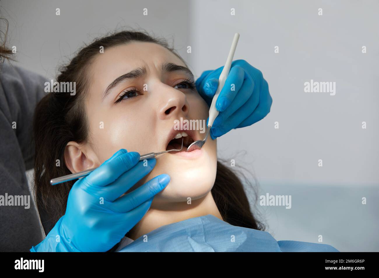 Dentist checking teeth of a female patient with dental mirror Stock ...