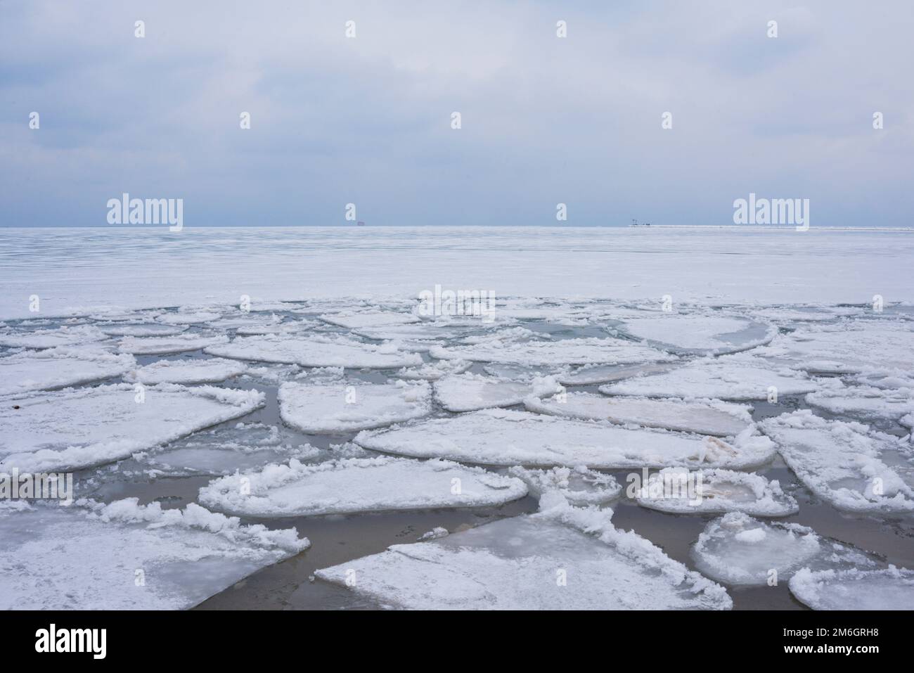 A view of the Gold Coast and Oak Street Beach area of the Chicago lake ...