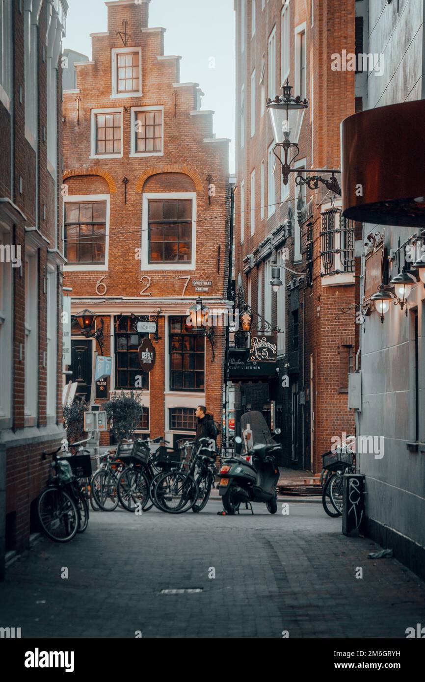 A typical narrow alley with cobblestone street in Amsterdam ...