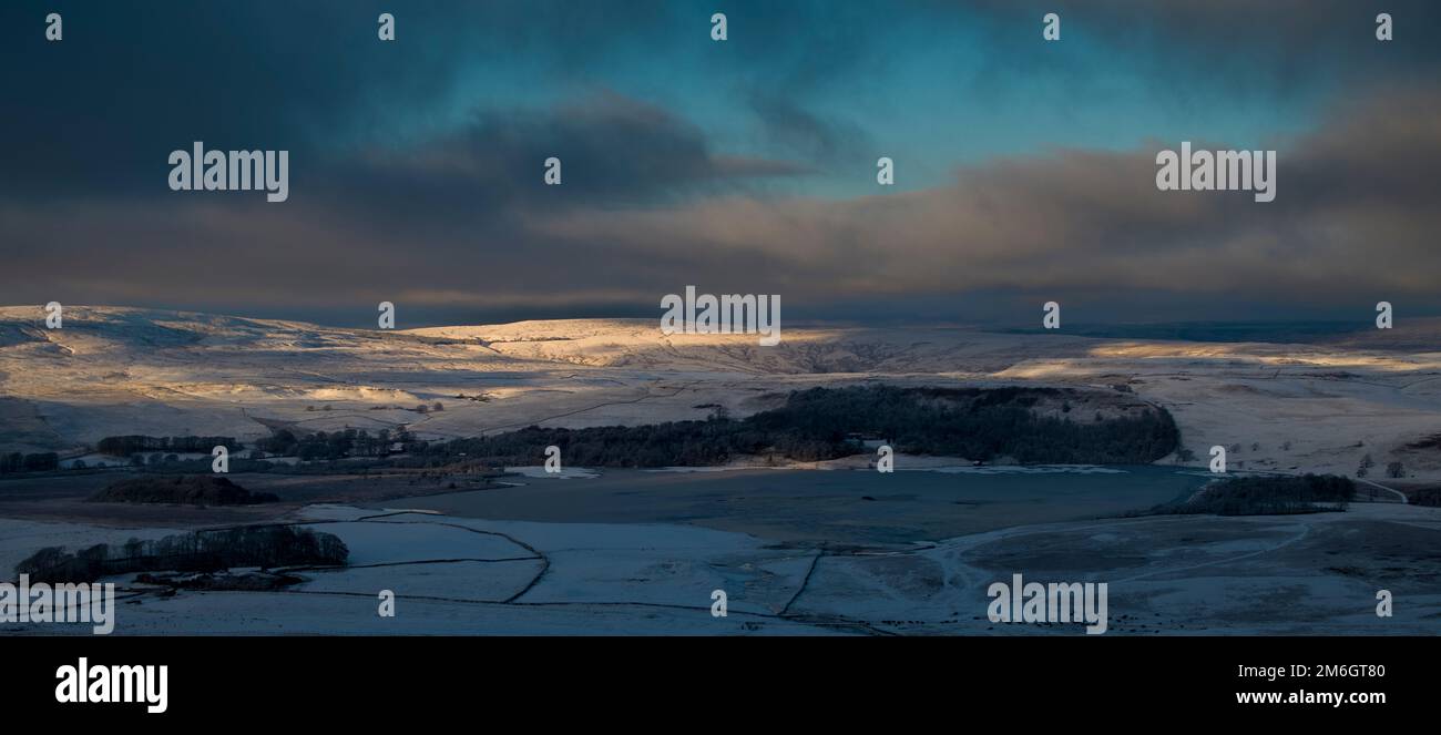 A frozen Malham Tarn in the yorkshire dales national park Stock Photo ...