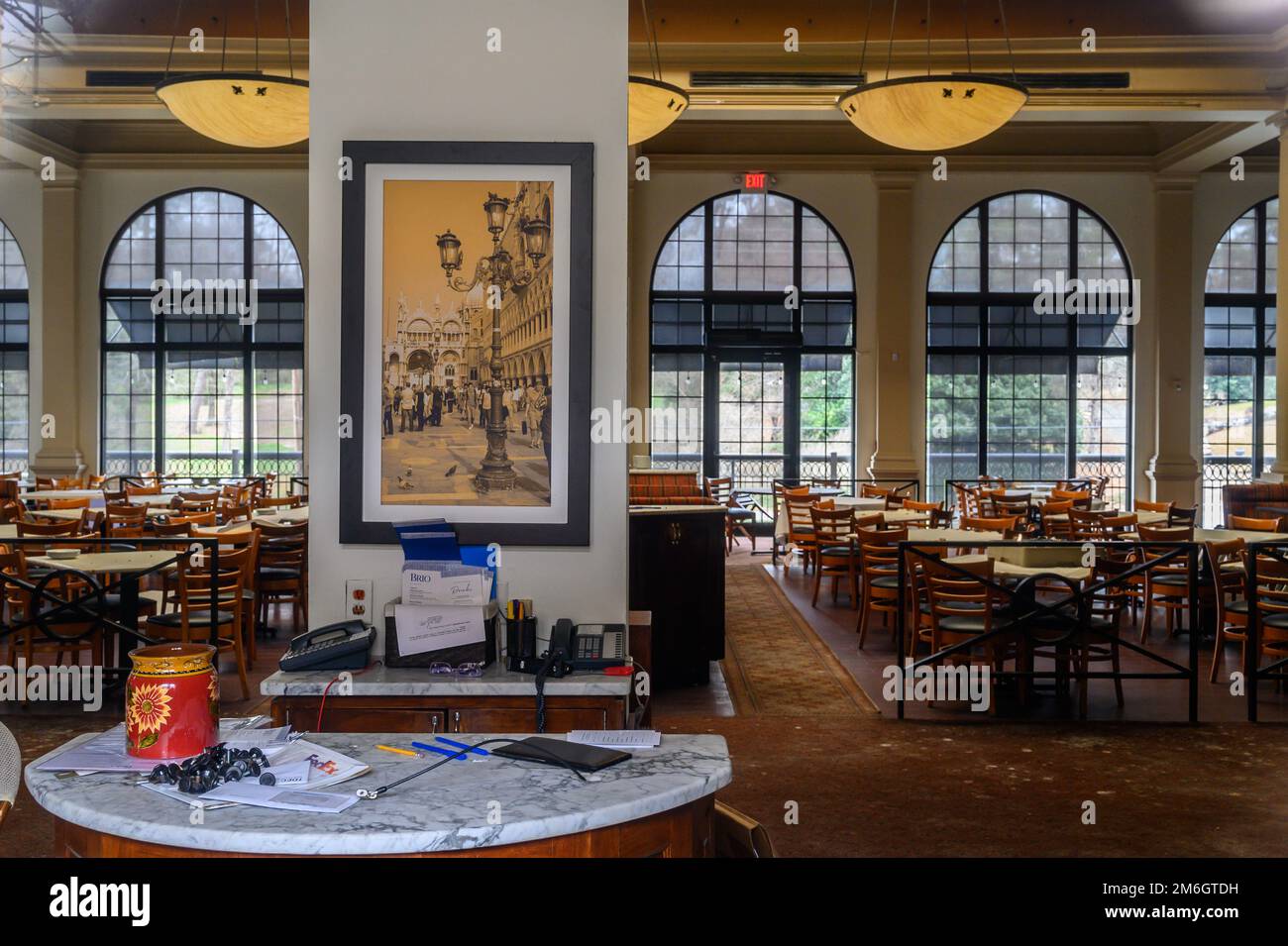 The abandoned interior of an out of business restaurant Stock Photo - Alamy