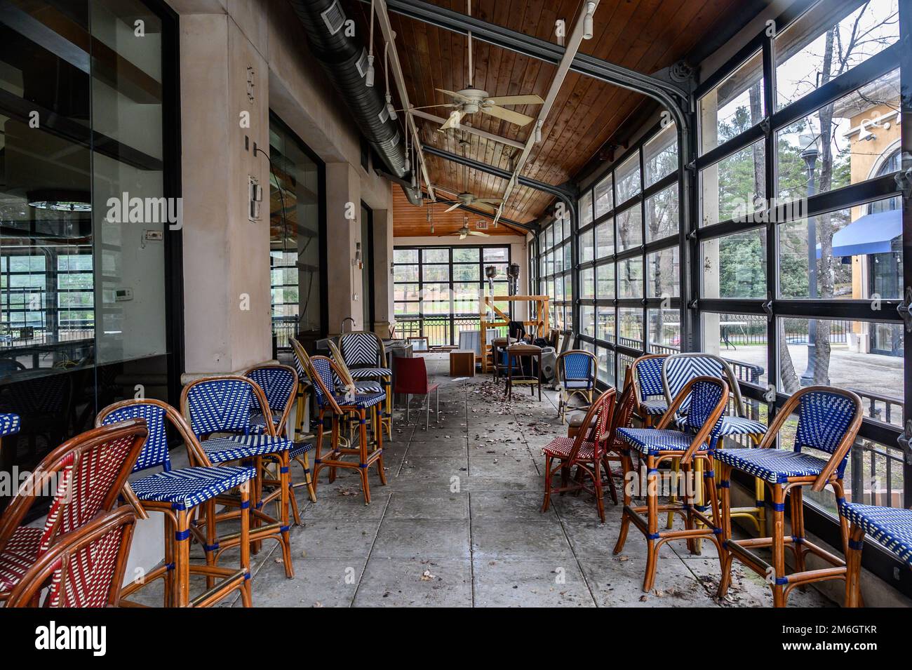 The abandoned interior of an out of business restaurant Stock Photo - Alamy