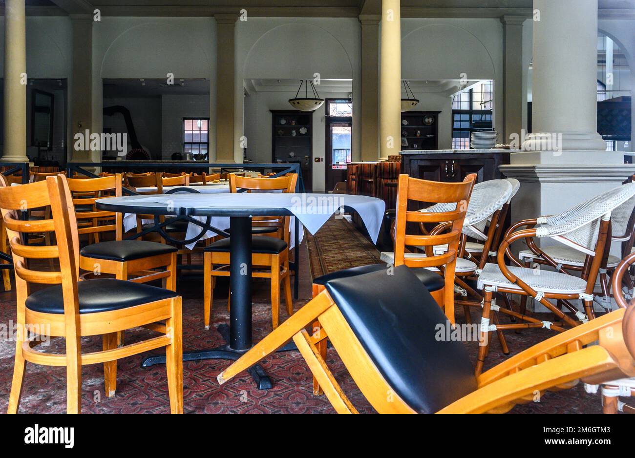 The abandoned interior of an out of business restaurant Stock Photo - Alamy