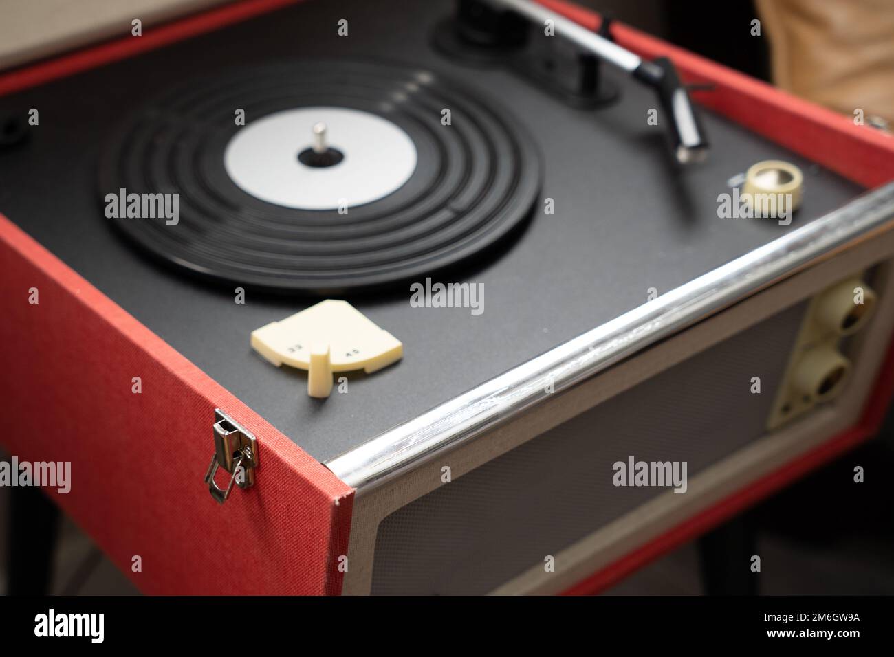 Red record player hi-res stock photography and images - Alamy