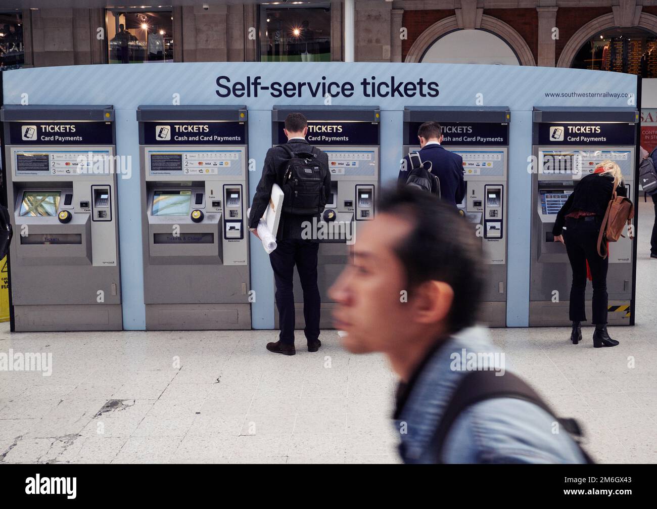 People buy tickets at a machine in Waterloo Train Station Stock Photo ...