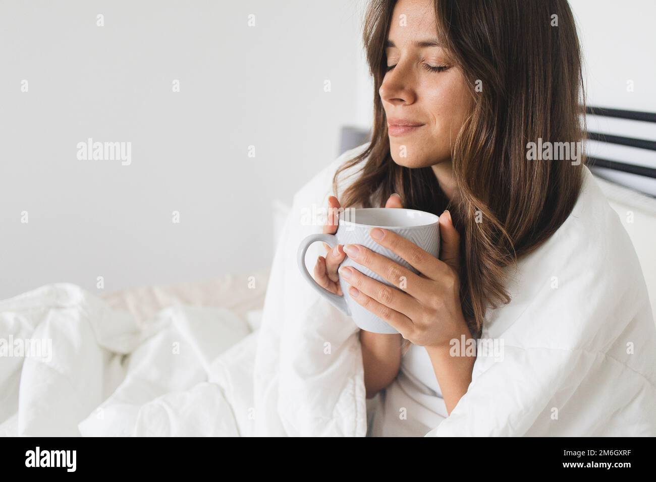 Person holding mug hi-res stock photography and images - Alamy