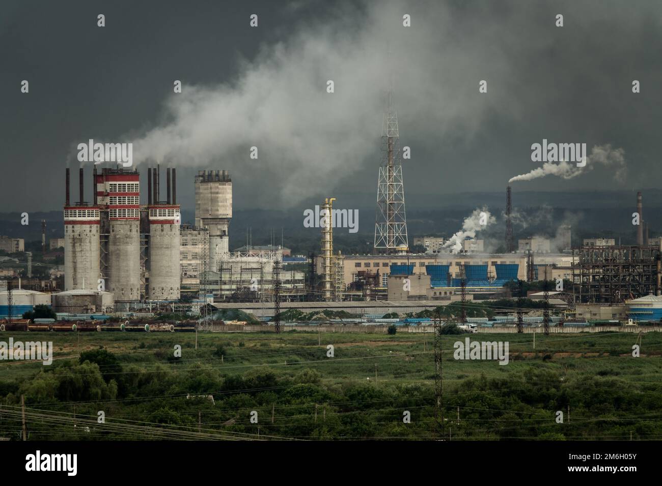 Oil gas processing tower hi-res stock photography and images - Alamy