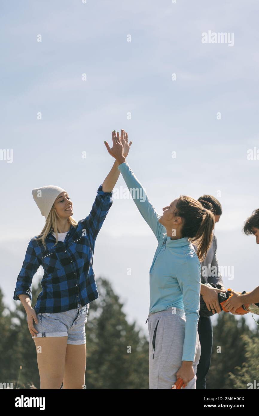 Girls high fiving hi-res stock photography and images - Alamy