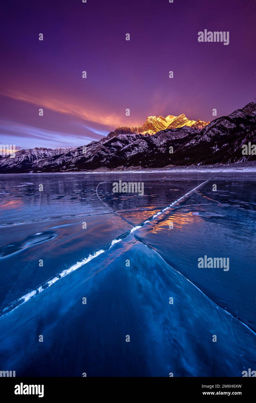 Abraham Lake Sunrise. Frozen blue lake and first sun light of the ...