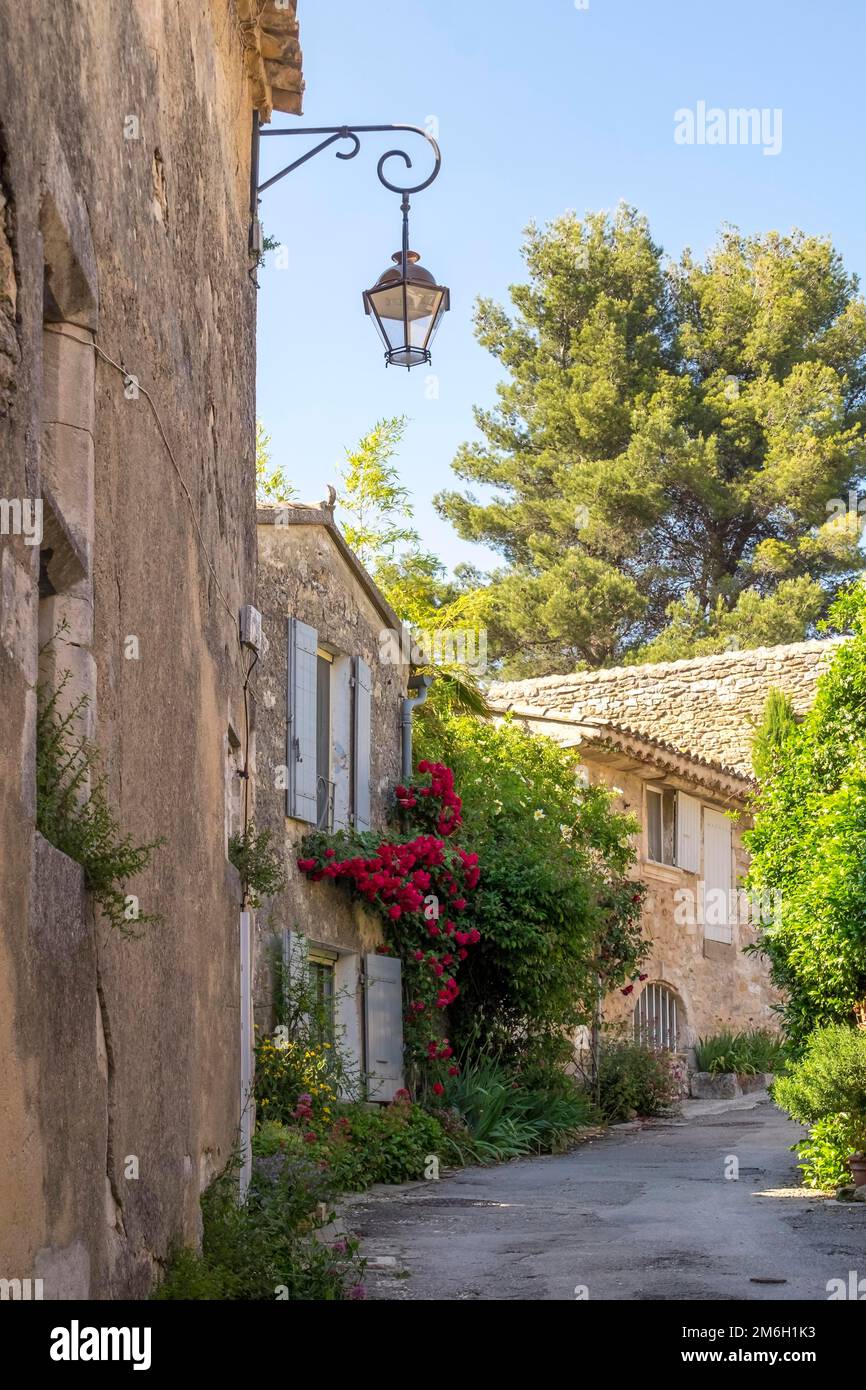 Alley in the medieval village of Oppede-le-Vieux, Vaucluse, Provence ...
