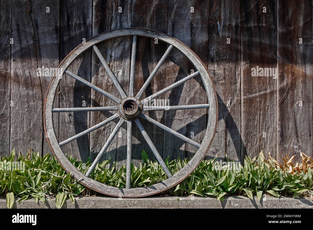 Leaning wagon wheel hi-res stock photography and images - Alamy