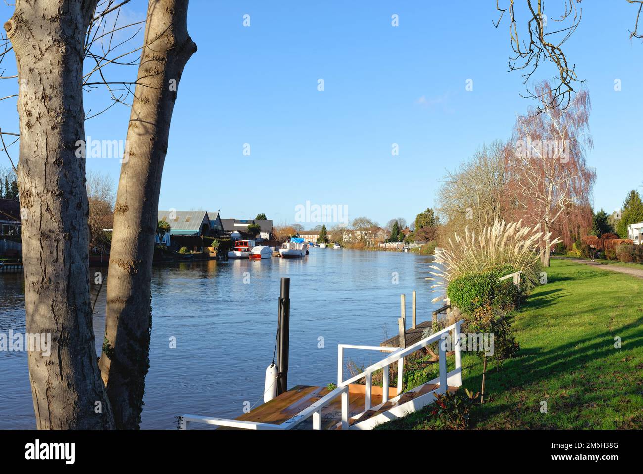The River Thames and riverside at Laleham Staines on a sunny winters ...