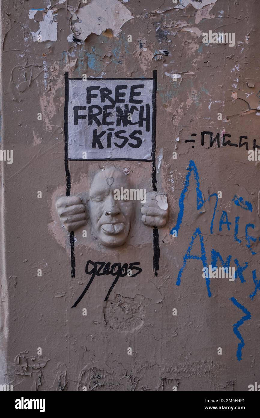 French kiss in montmartre paris hi-res stock photography and images - Alamy