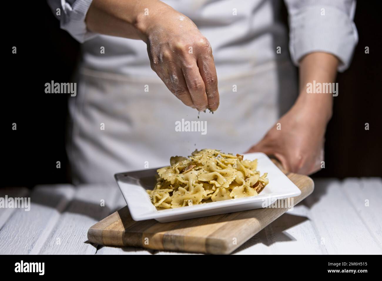 Sprinkling sprinkle food cooking hi-res stock photography and images ...